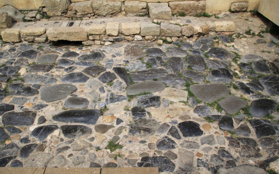 Explorez les vestiges de la Via Domitia à Narbonne - La petite valise d ...